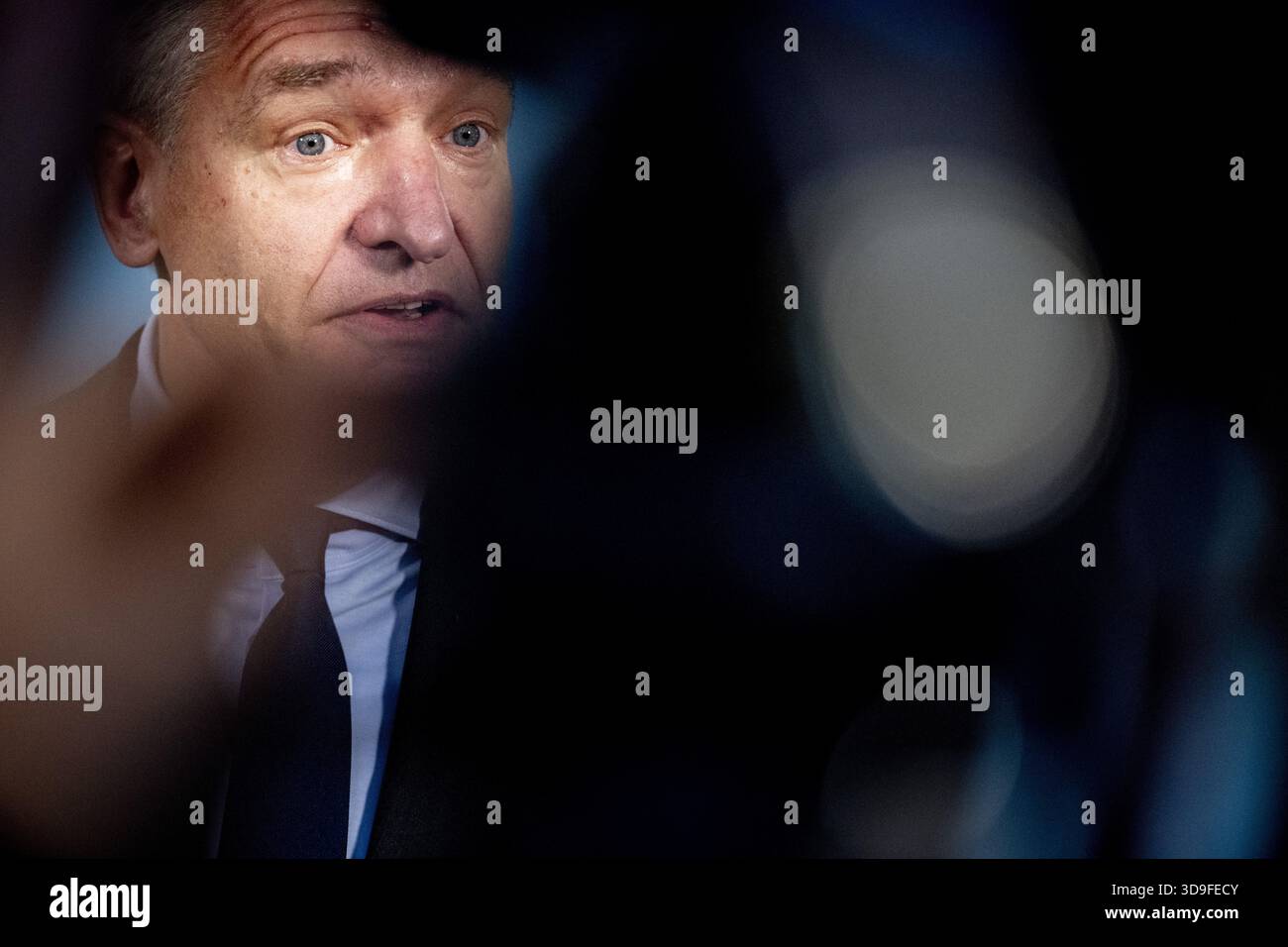 THE HAGUE - Informateur Sybrand Buma continues to speak with party ...