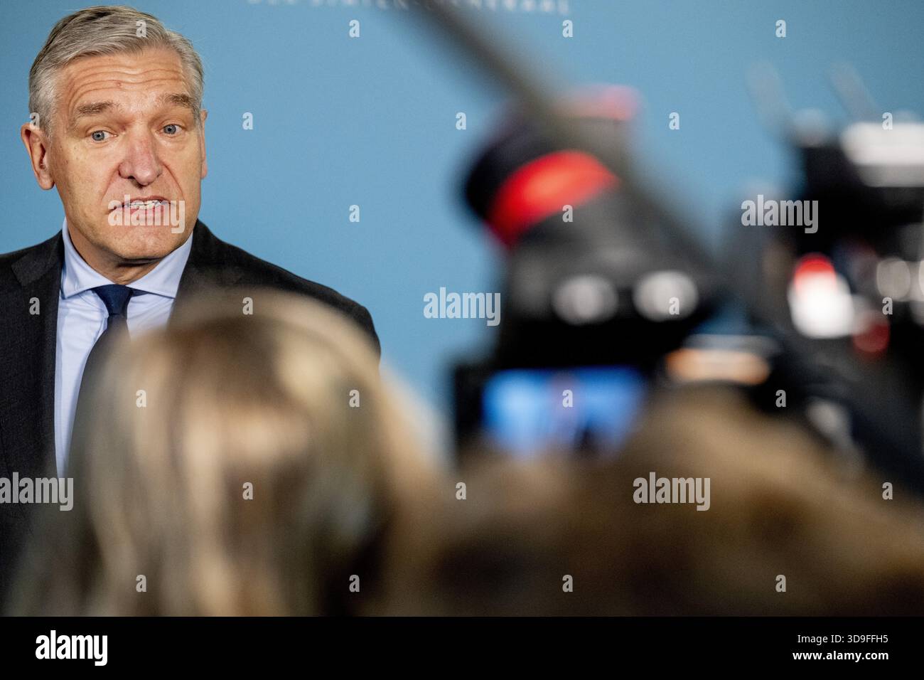 THE HAGUE - Informateur Sybrand Buma continues to speak with party ...