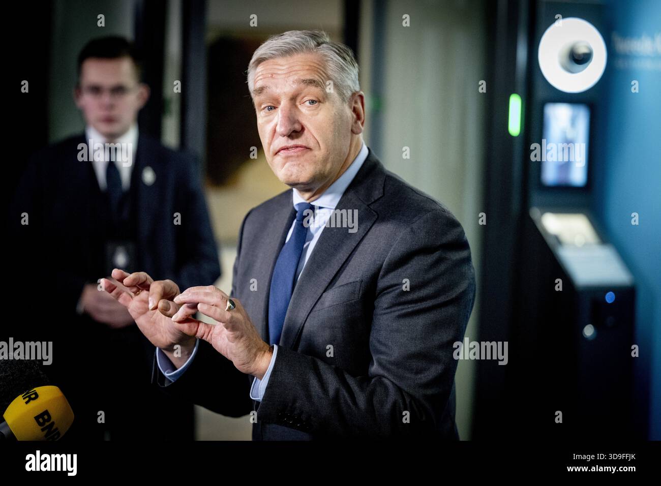 THE HAGUE - Informateur Sybrand Buma continues to speak with party ...