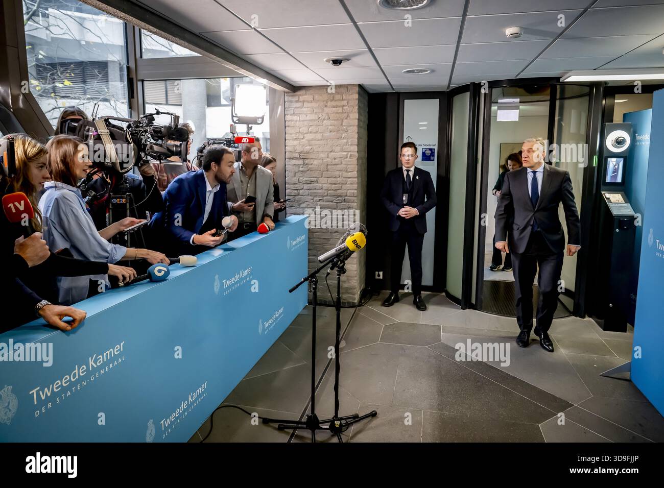 THE HAGUE - Informateur Sybrand Buma continues to speak with party ...