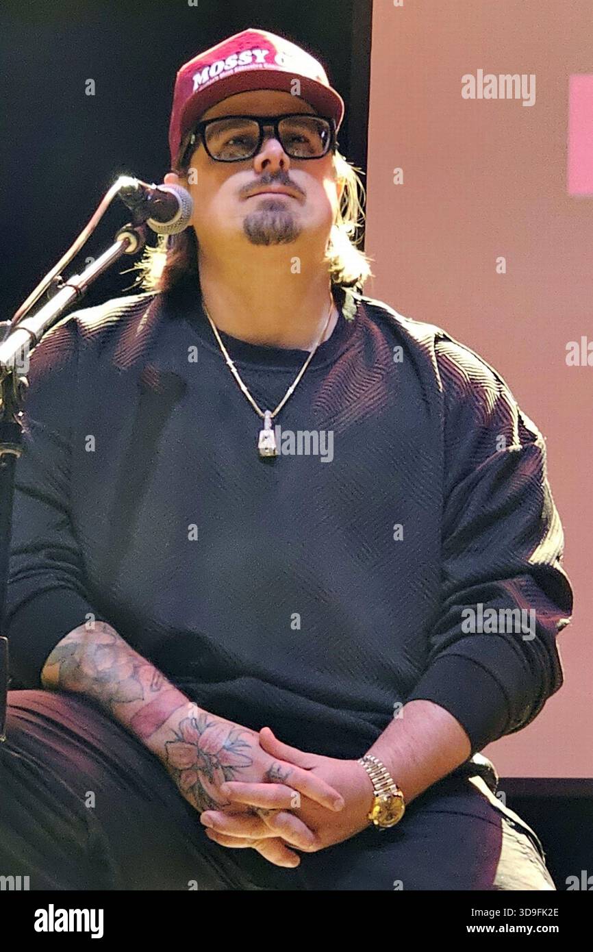 Hardy on stage for New Country 101-FIVE Close Up Concert, The Eastern ...