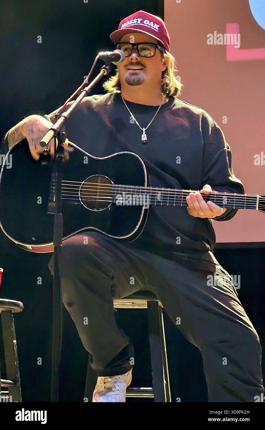 Hardy on stage for New Country 101-FIVE Close Up Concert, The Eastern ...