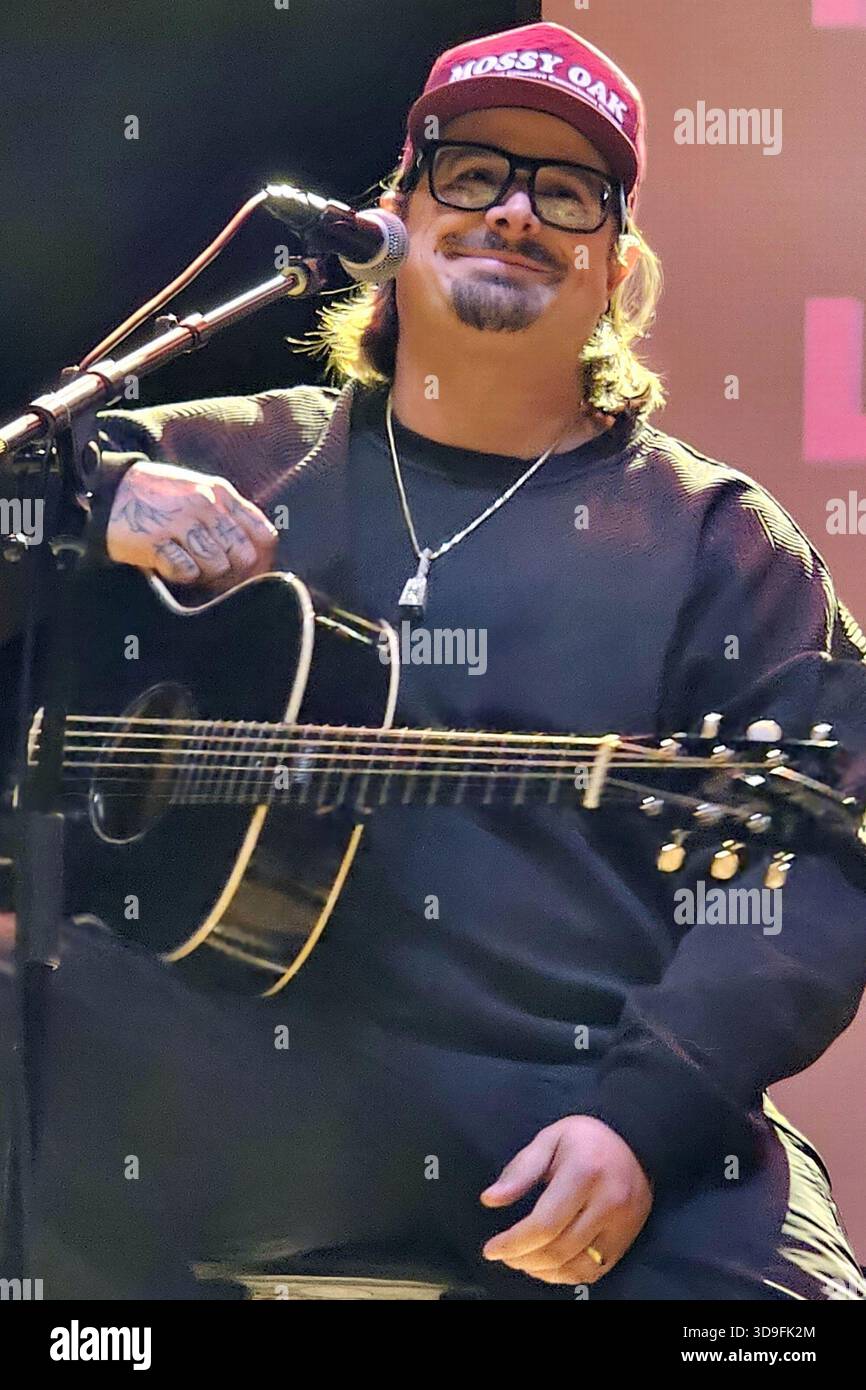 Hardy on stage for New Country 101-FIVE Close Up Concert, The Eastern ...