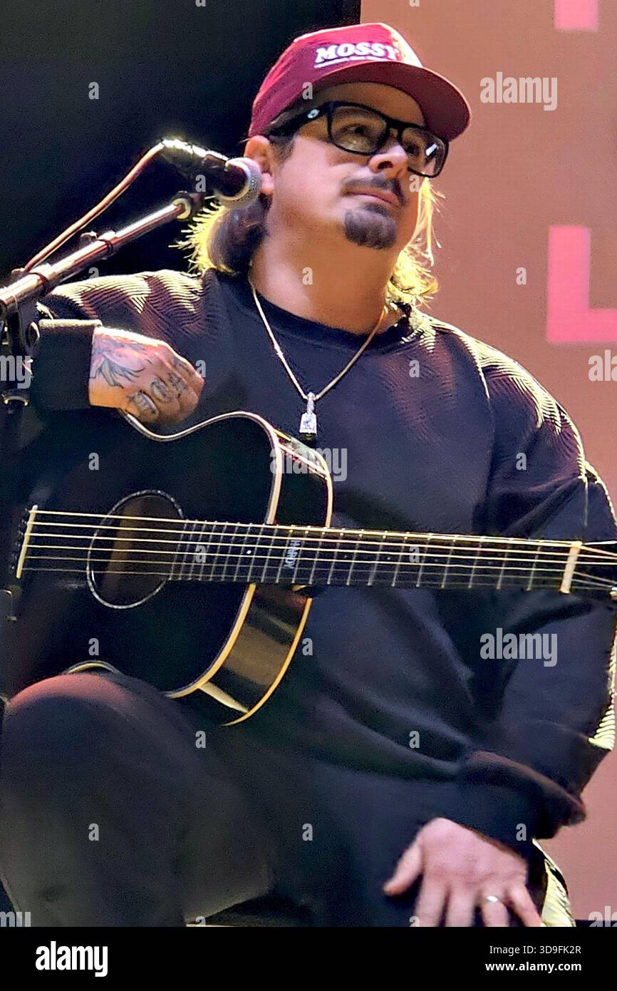 Hardy on stage for New Country 101-FIVE Close Up Concert, The Eastern ...