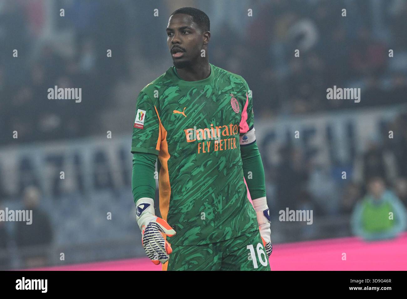 Mike Maignan of AC Milan look on during the Coppa Italia Freccia Rossa ...