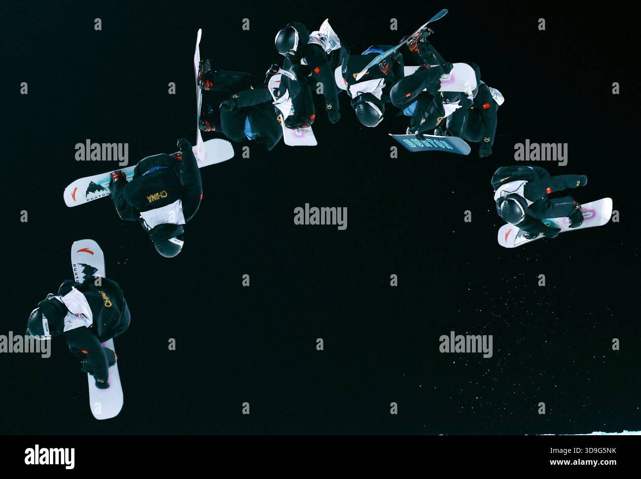 (251205) -- BEIJING, Dec. 5, 2025 (Xinhua) -- This multiple exposure ...