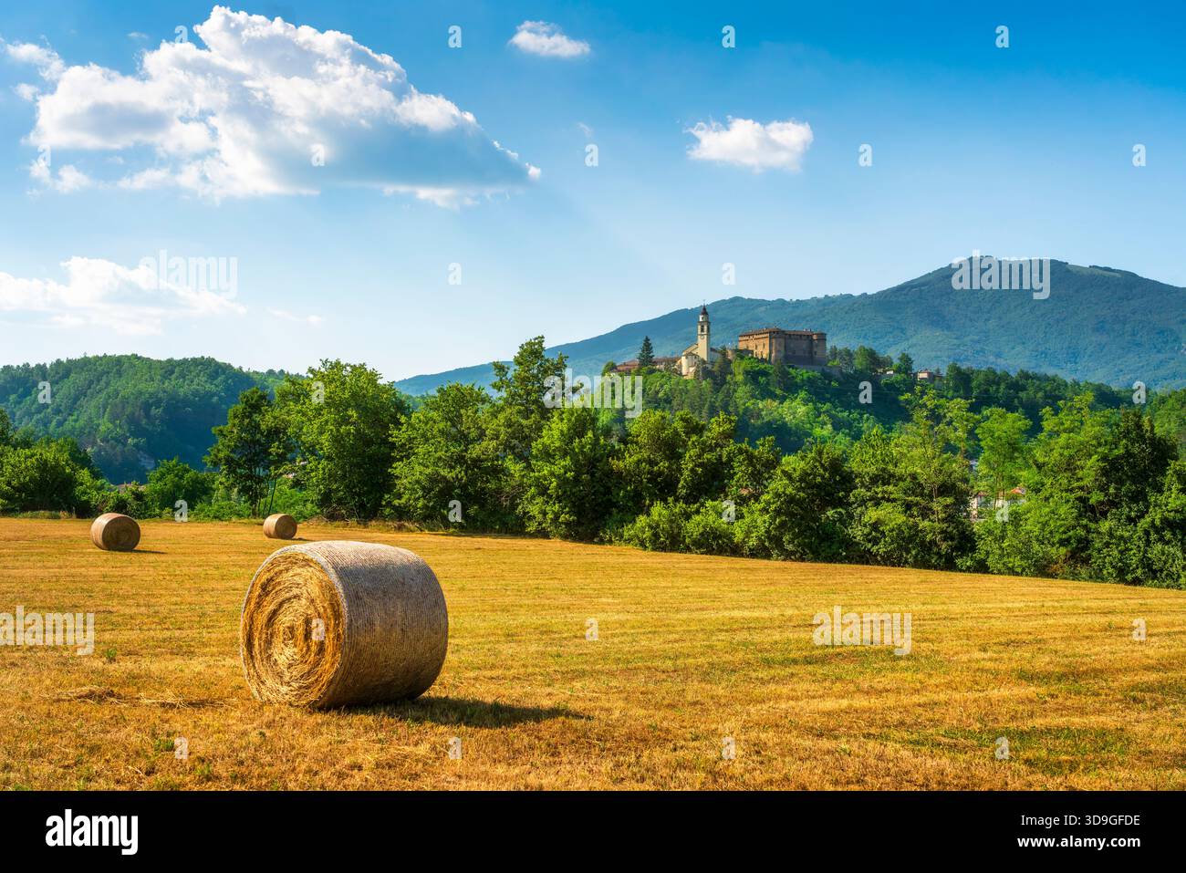Hay bales field historic castle hi-res stock photography and images - Alamy