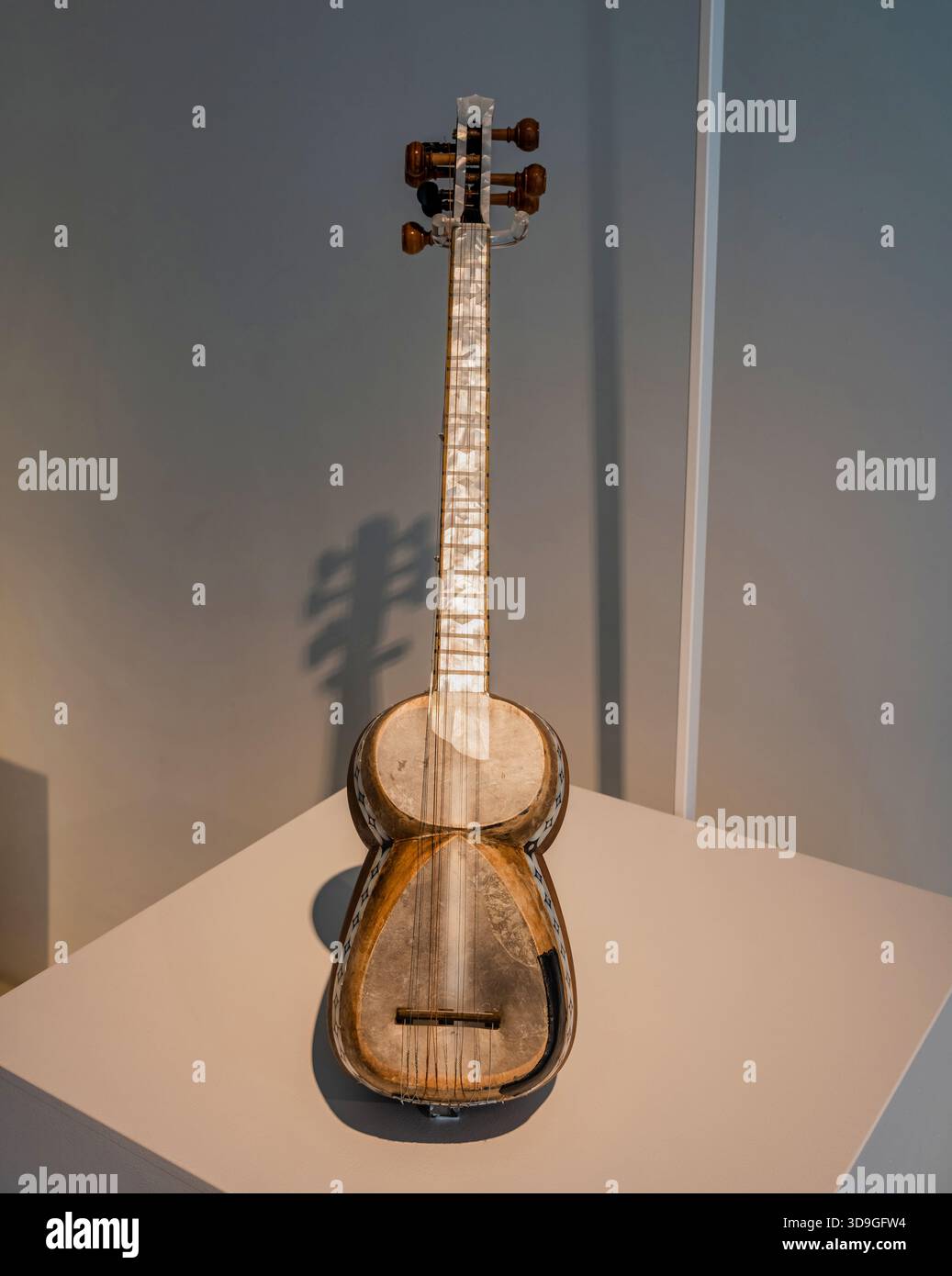 Azerbaijani tar hi-res stock photography and images - Alamy