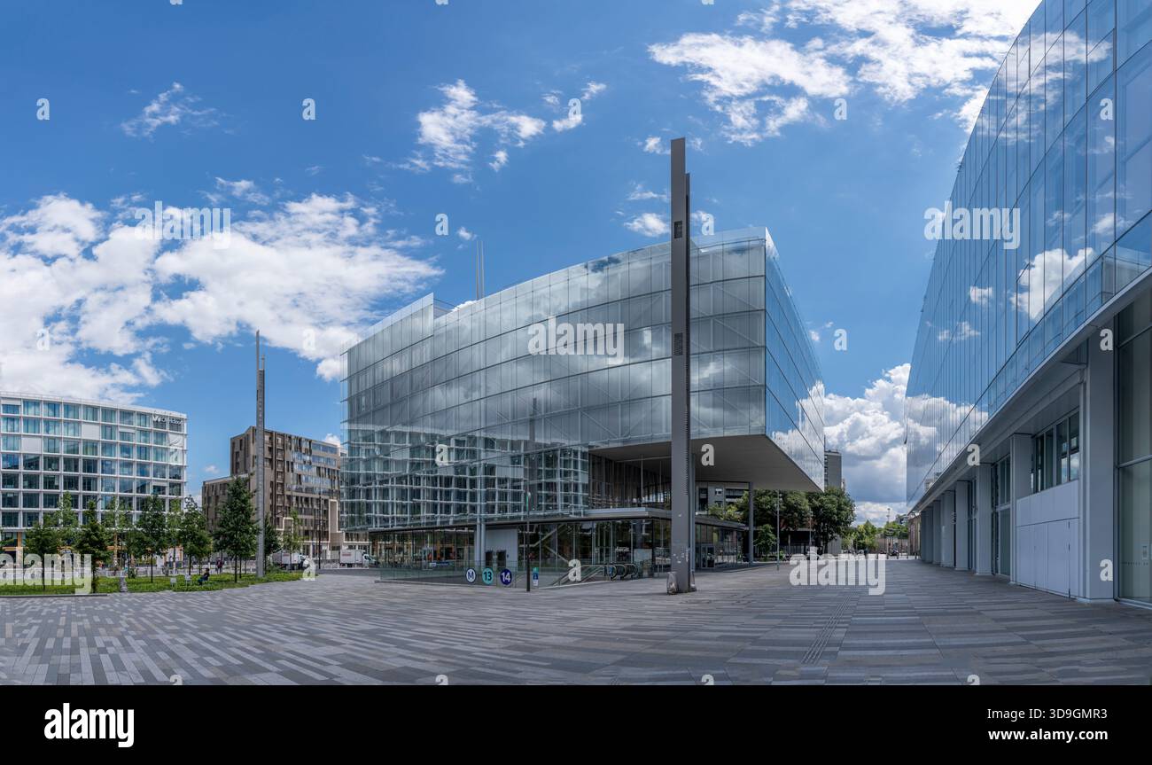 Panorama museum pyramid le hi-res stock photography and images - Alamy