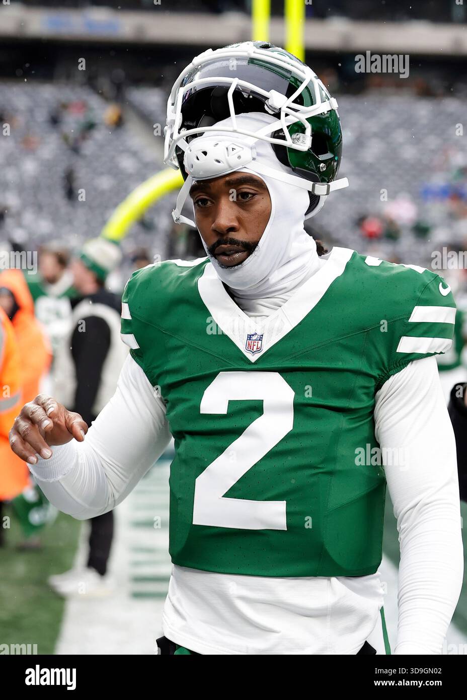 New York Jets quarterback Tyrod Taylor (2) before an NFL football game ...