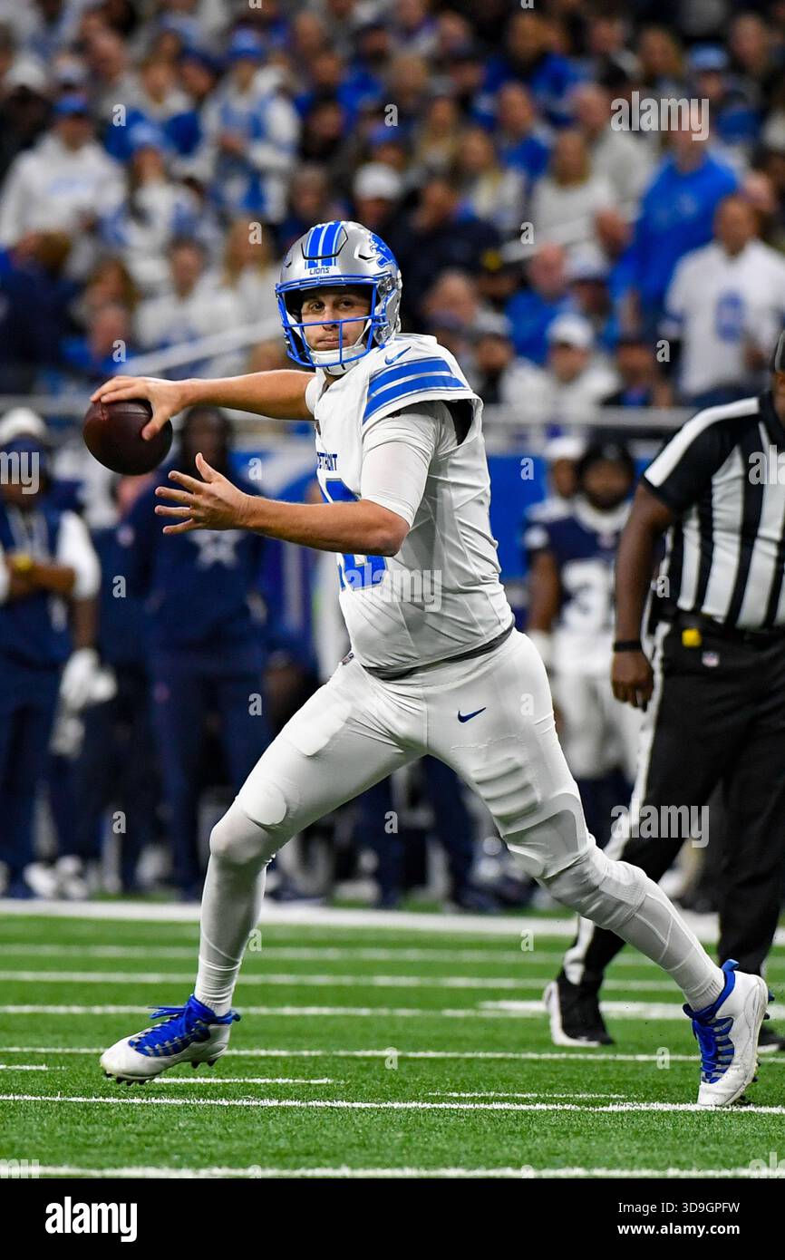 DETROIT, MICHIGAN - December 5: Jared Goff #16 of the Detroit Lions ...