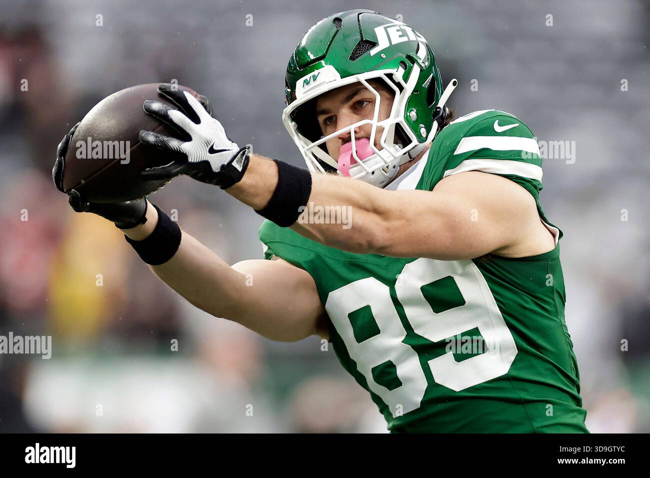 New York Jets tight end Jeremy Ruckert (89) warms up before an NFL ...