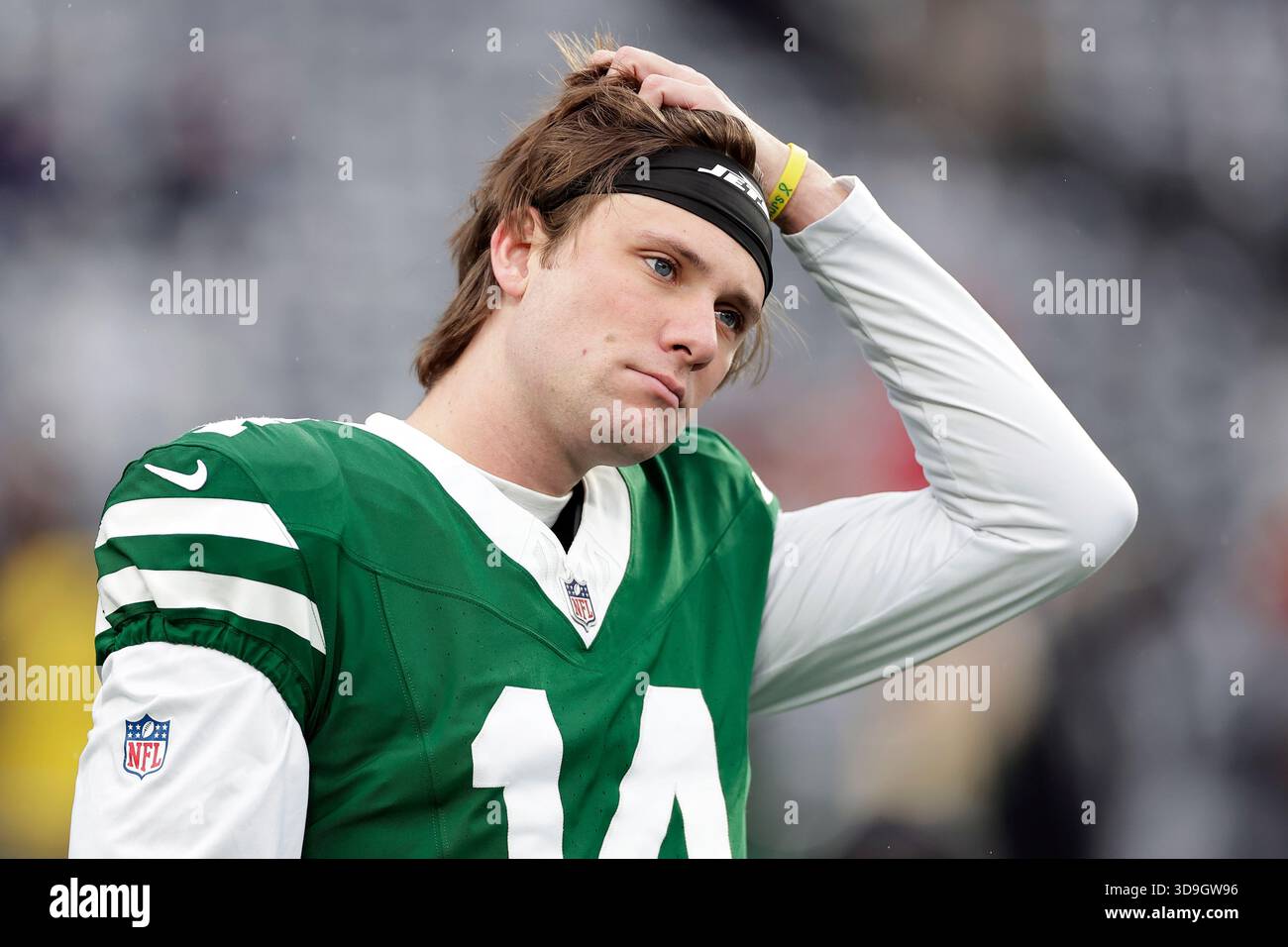 New York Jets punter Austin McNamara (14) warms up before an NFL ...