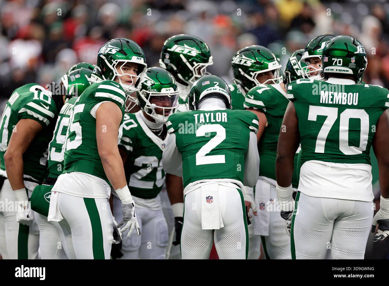 New York Jets quarterback Tyrod Taylor (2) huddles with teammates ...