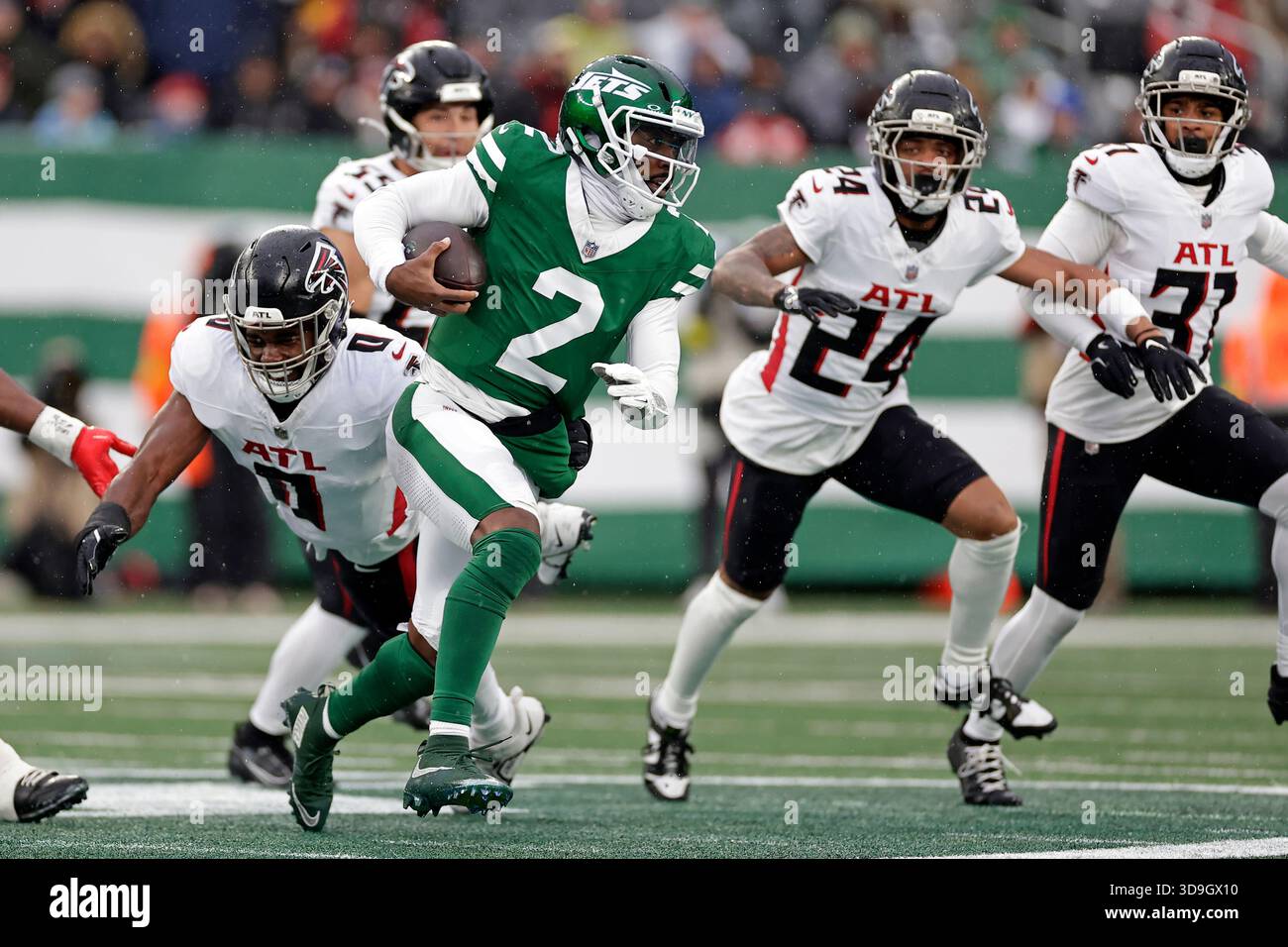 New York Jets quarterback Tyrod Taylor (2) runs with the ball during an ...