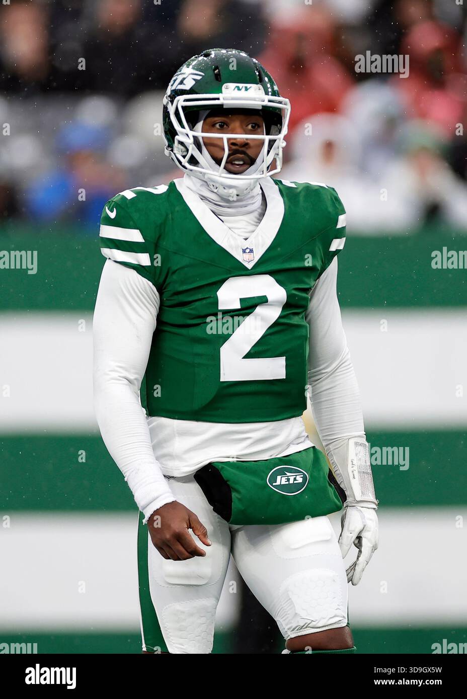 New York Jets quarterback Tyrod Taylor (2) reacts during an NFL ...