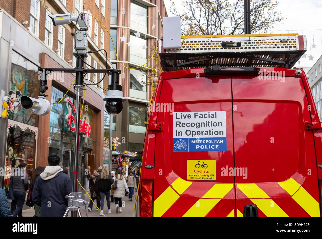 London, UK 5th Dec 2025 Live Facial Recognition (LFR) camera on Oxford ...