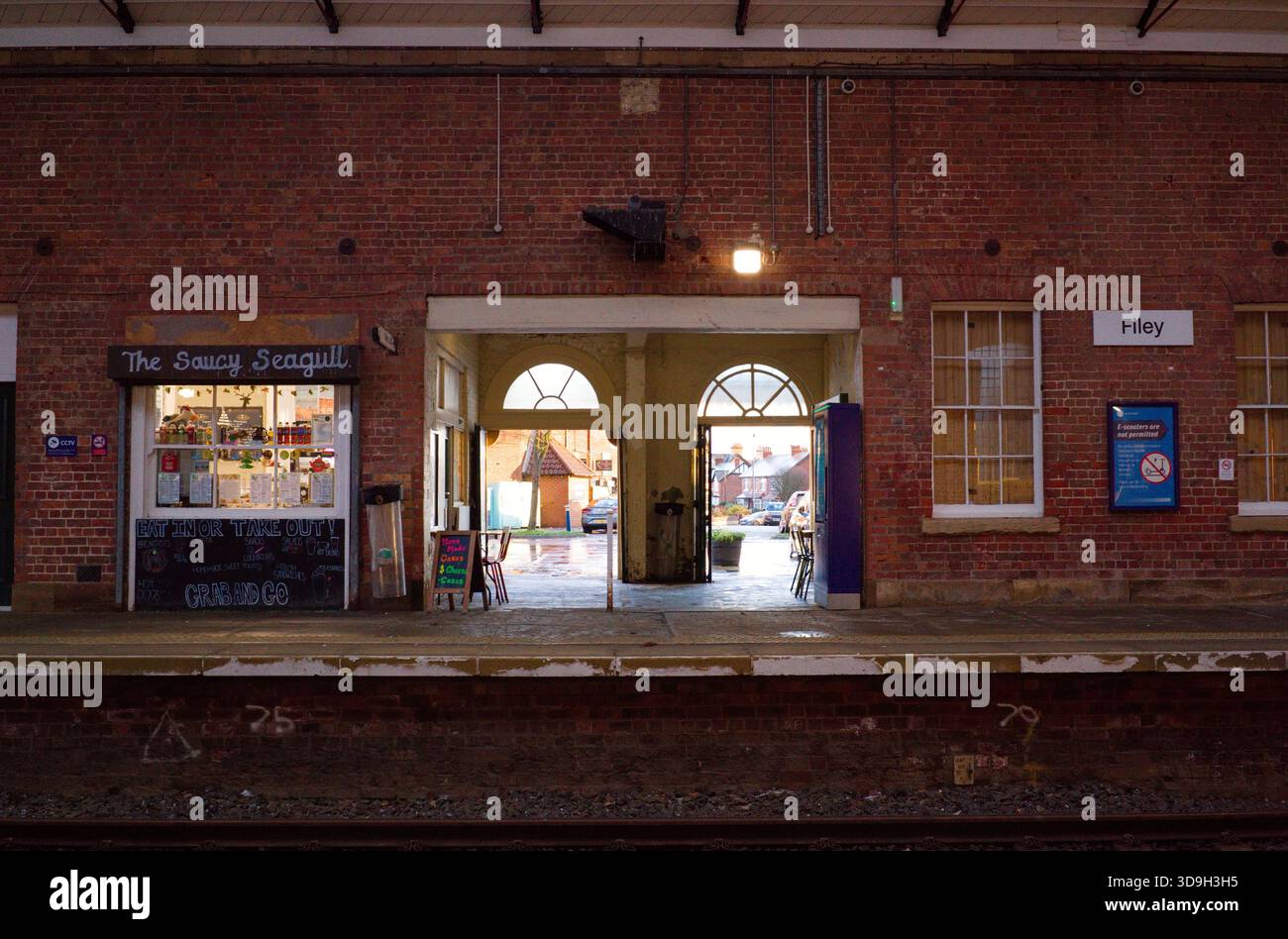 Entrance to platforms at Filey railway station Stock Photo - Alamy