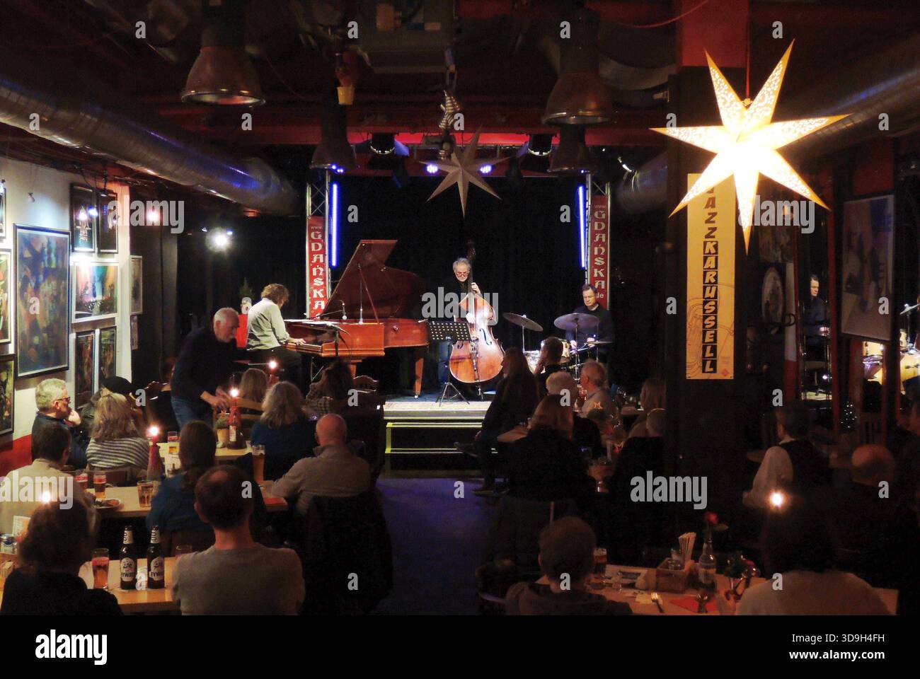Der deutsche Jazz-Pianist Martin Sasse mit Jos Machtel b. und Joost van ...