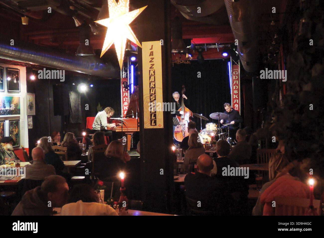 Der deutsche Jazz-Pianist Martin Sasse mit Jos Machtel b. und Joost van ...