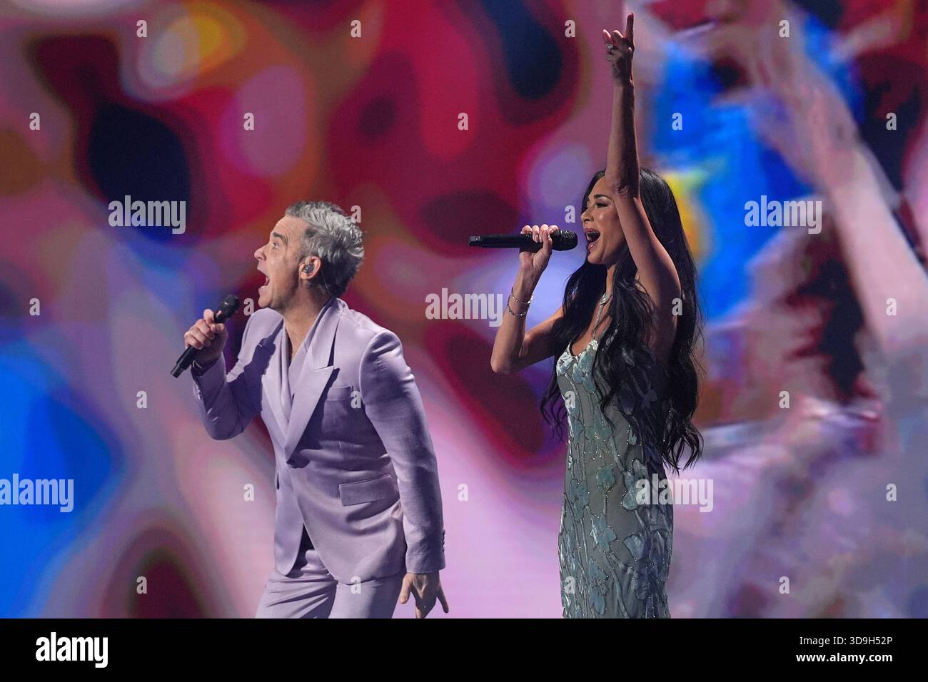 Singer Robbie Williams and singer and actor Nicole Scherzinger perform ...