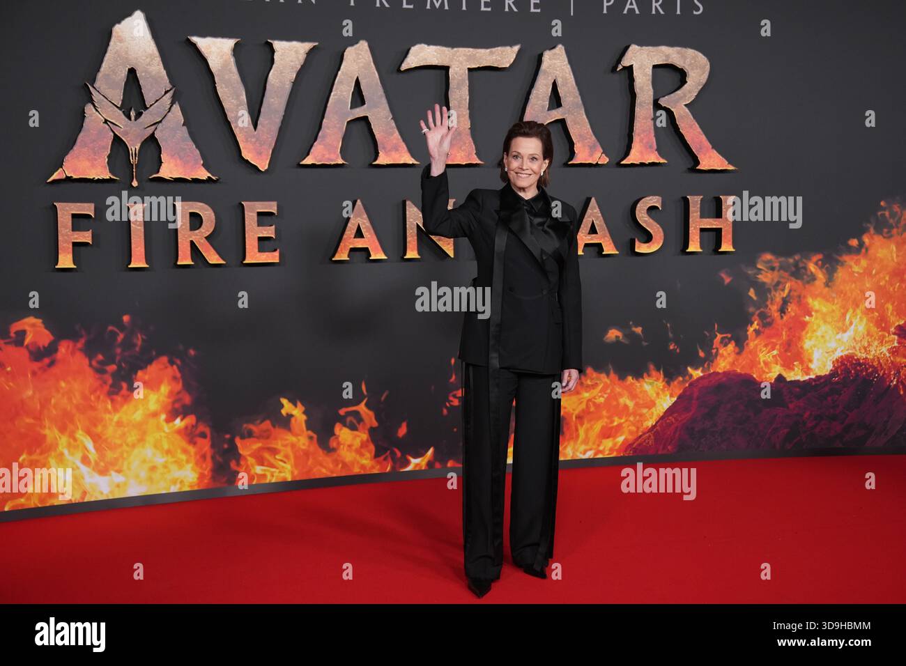 Sigourney Weaver attends the European premiere of the film "Avatar: Fire and Ash », in Paris ...