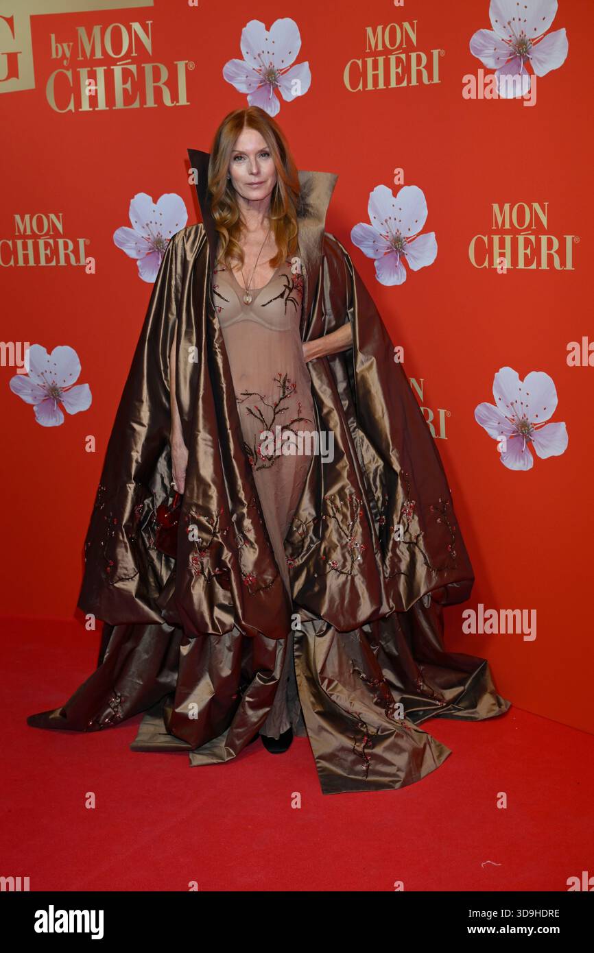 04 December 2025, Bavaria, Munich: Esther Schweins walks the red carpet ...