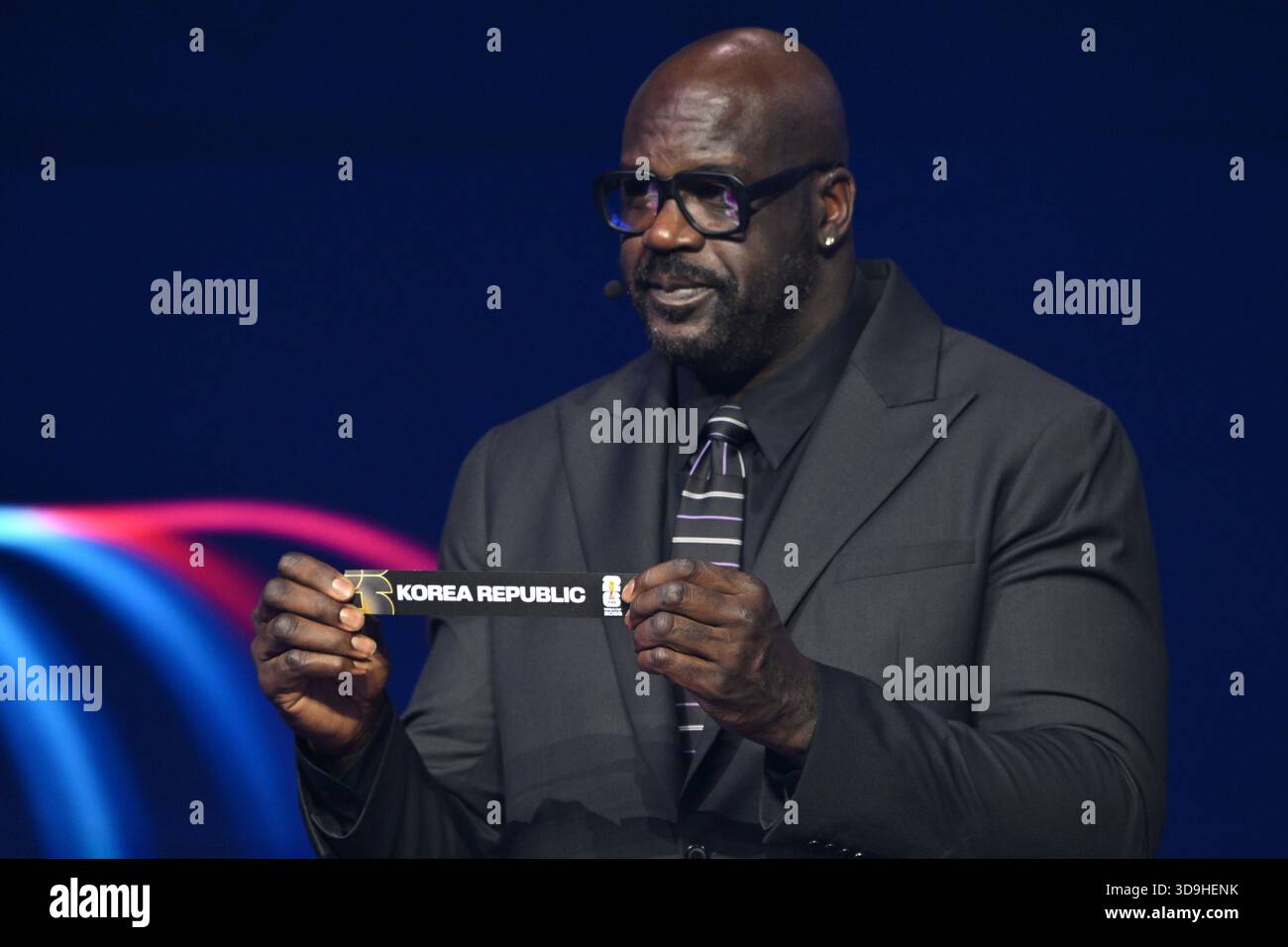 former NBA player Shaquille O'Neal holds up Korea Republic (South Korea ...