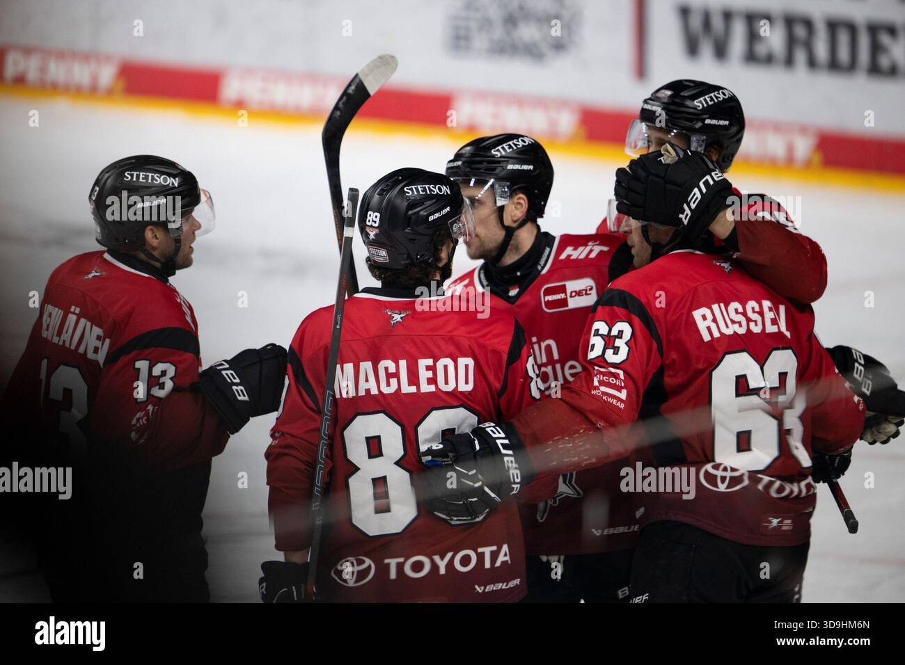 Valtteri Kemiläinen (Cologne Sharks, Defense, #13); Gregor Macleod ...
