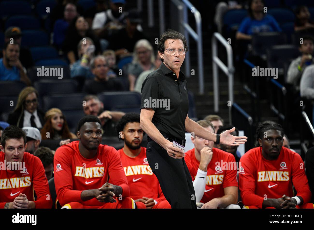 Atlanta Hawks head coach Quin Snyder, center, argues with an official ...