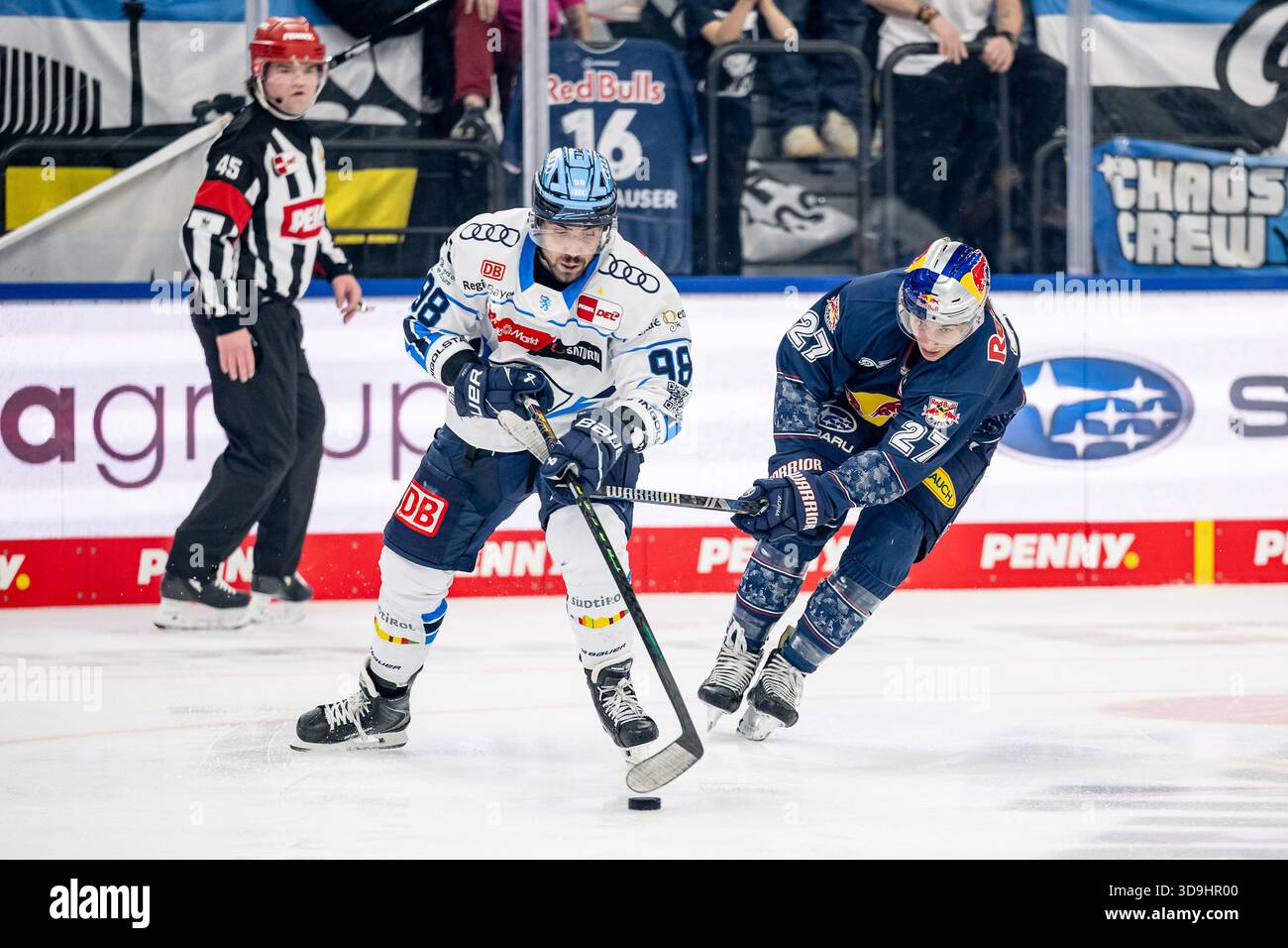 Fight for the puck / Duel between Peter Abbandonato (ERC Ingolstadt ...