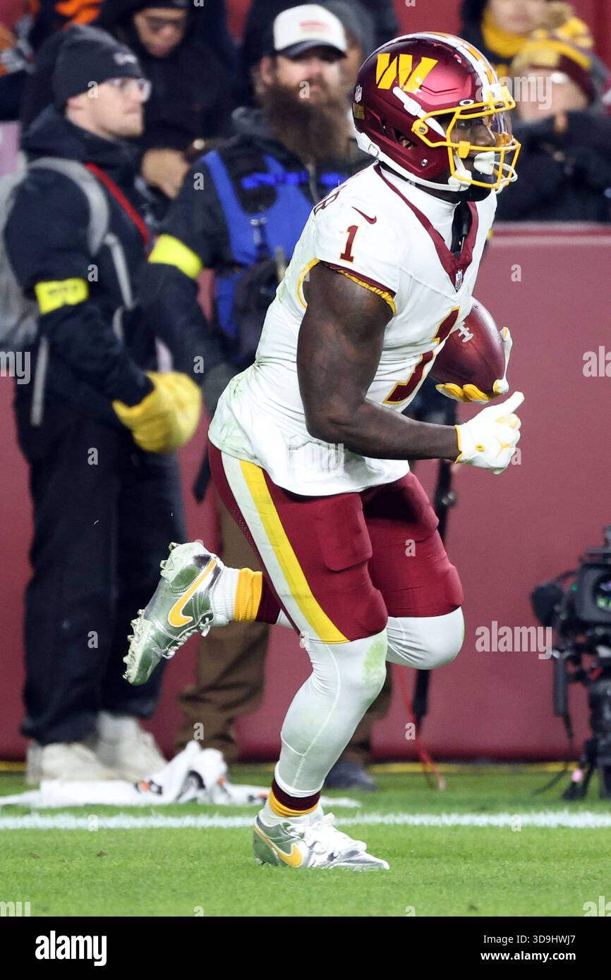 Washington Commanders wide receiver Deebo Samuel Sr. (1) runs with the ...