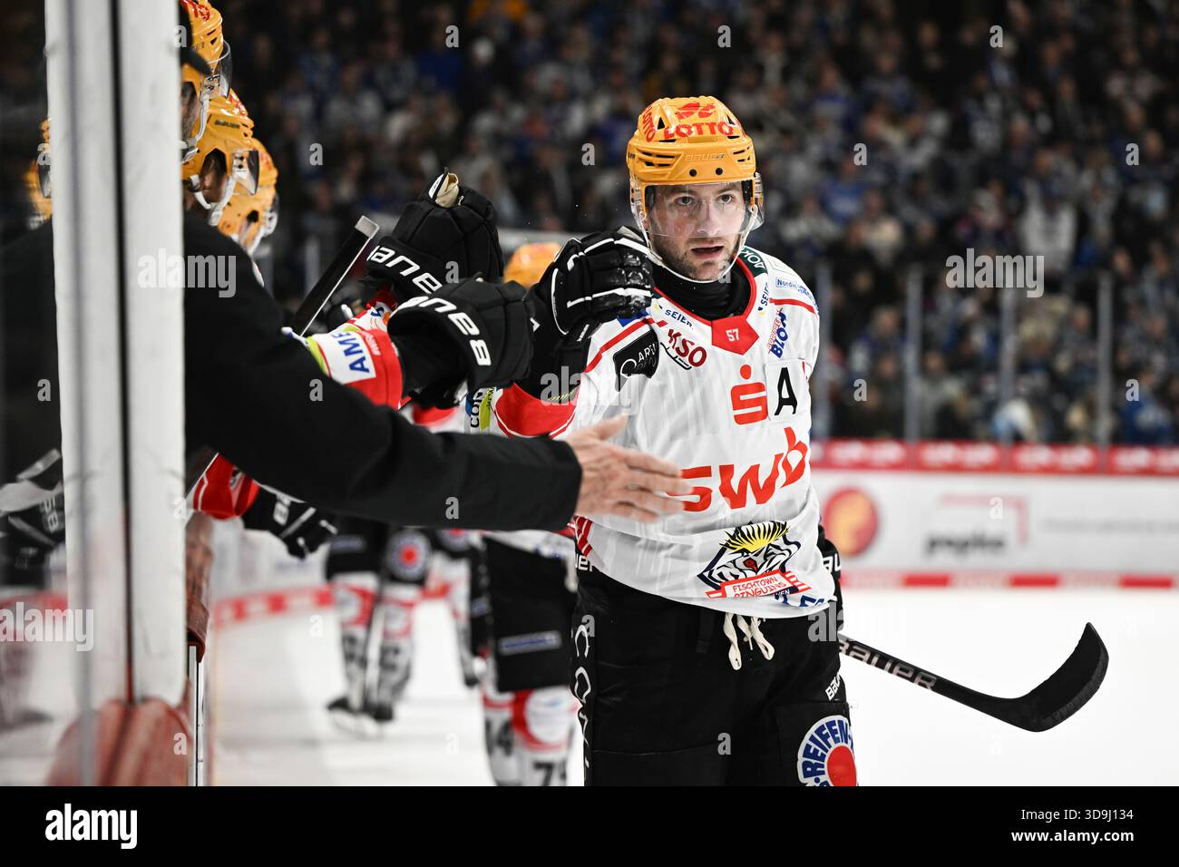 Celebration with Alex Friesen (Penguins Bremerhaven) Schwenninger Wild ...