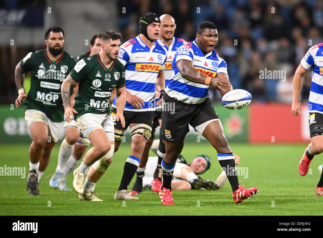 Ntuthuko Mchunu of Stormers and Vincent Giudicelli of Aviron Bayonnais ...