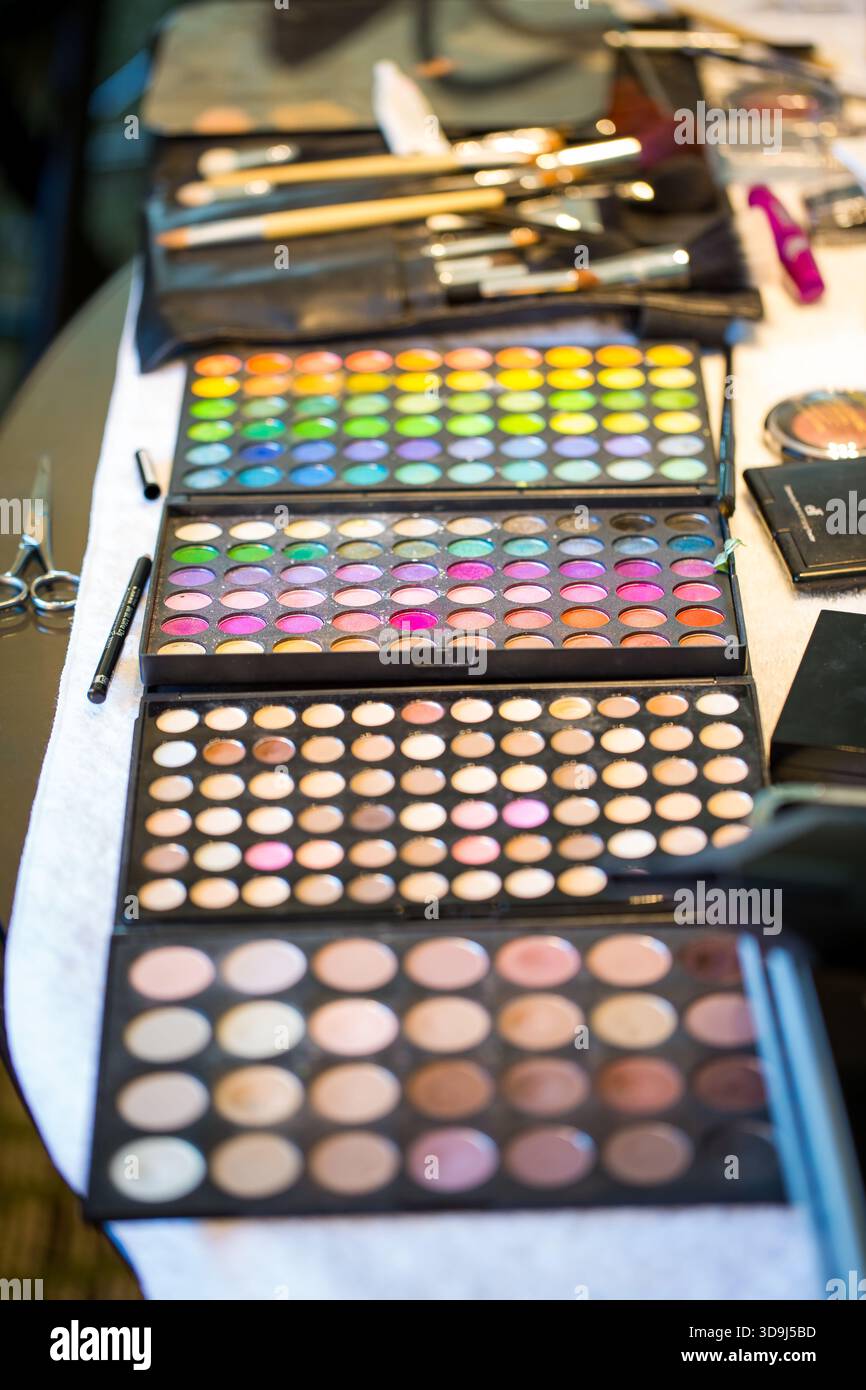Eye shadow pallet hi-res stock photography and images - Alamy