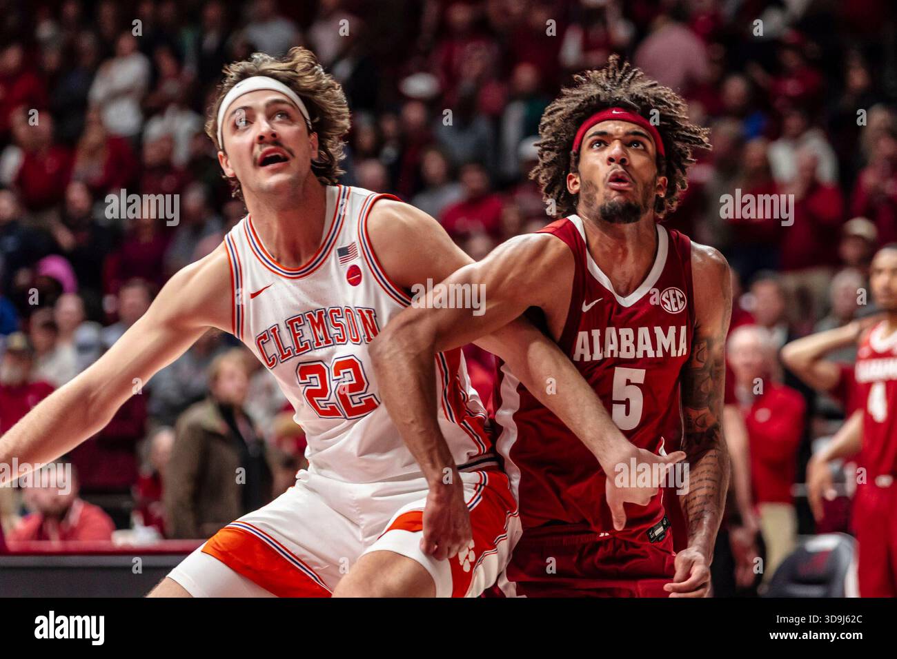 Alabama forward Amari Allen (5) battles Clemson forward Carter Welling ...