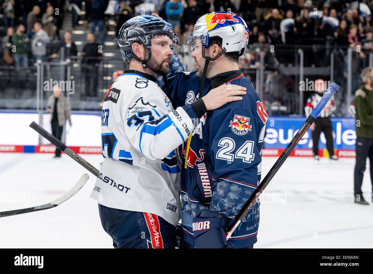 Handshake between Riley Barber (ERC Ingolstadt, #37) and Ryan Murphy ...