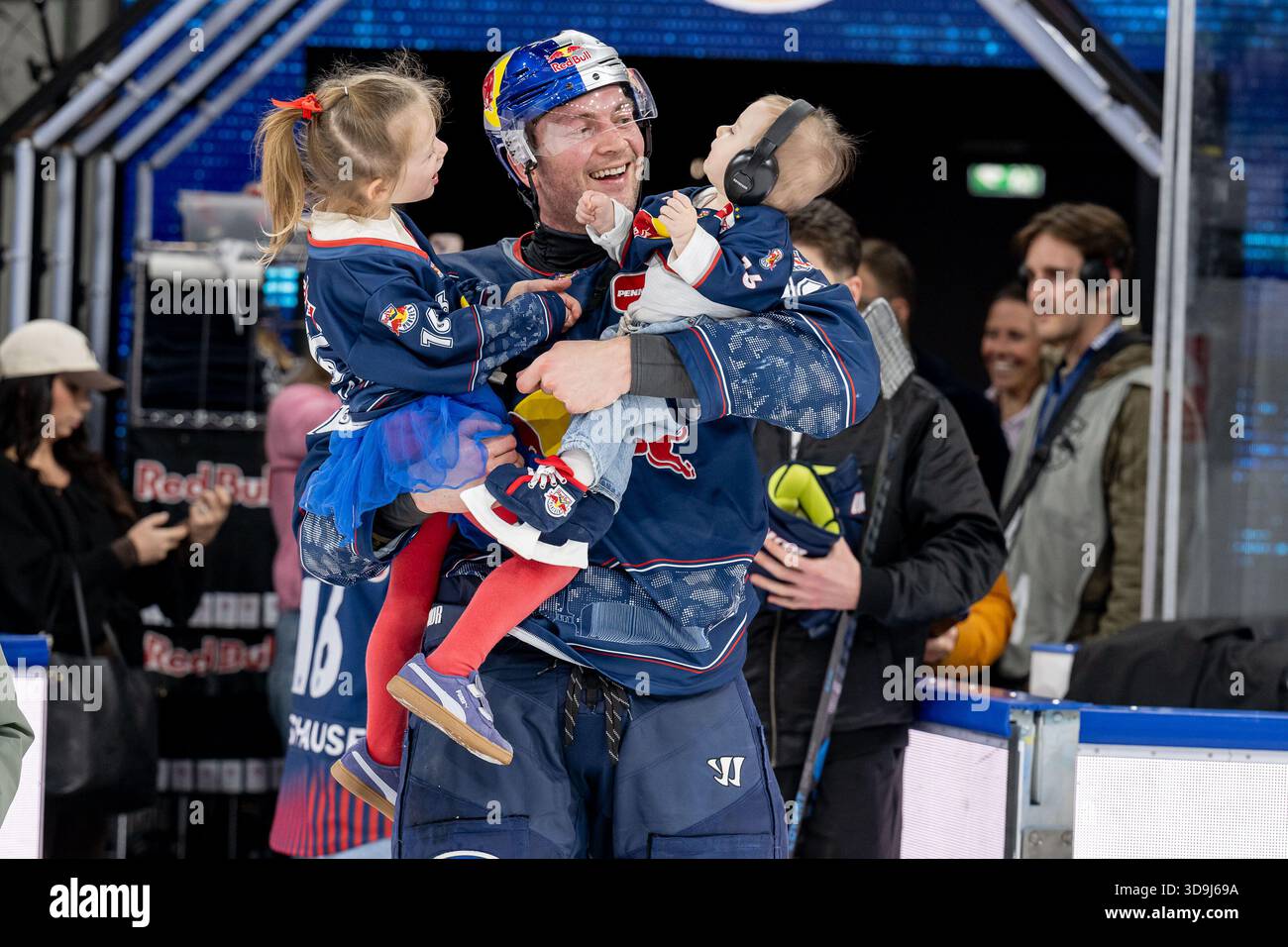 Conrad Abeltshauser (EHC Red Bull Munich, #16) is happy with his ...