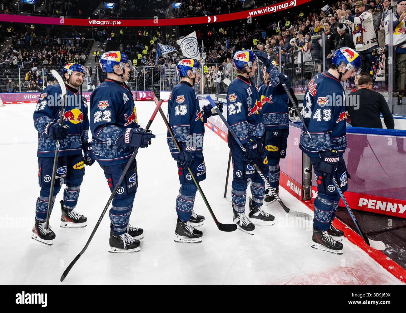 The Munich players high-fiving Gabriel Fontaine (EHC Red Bull Munich ...