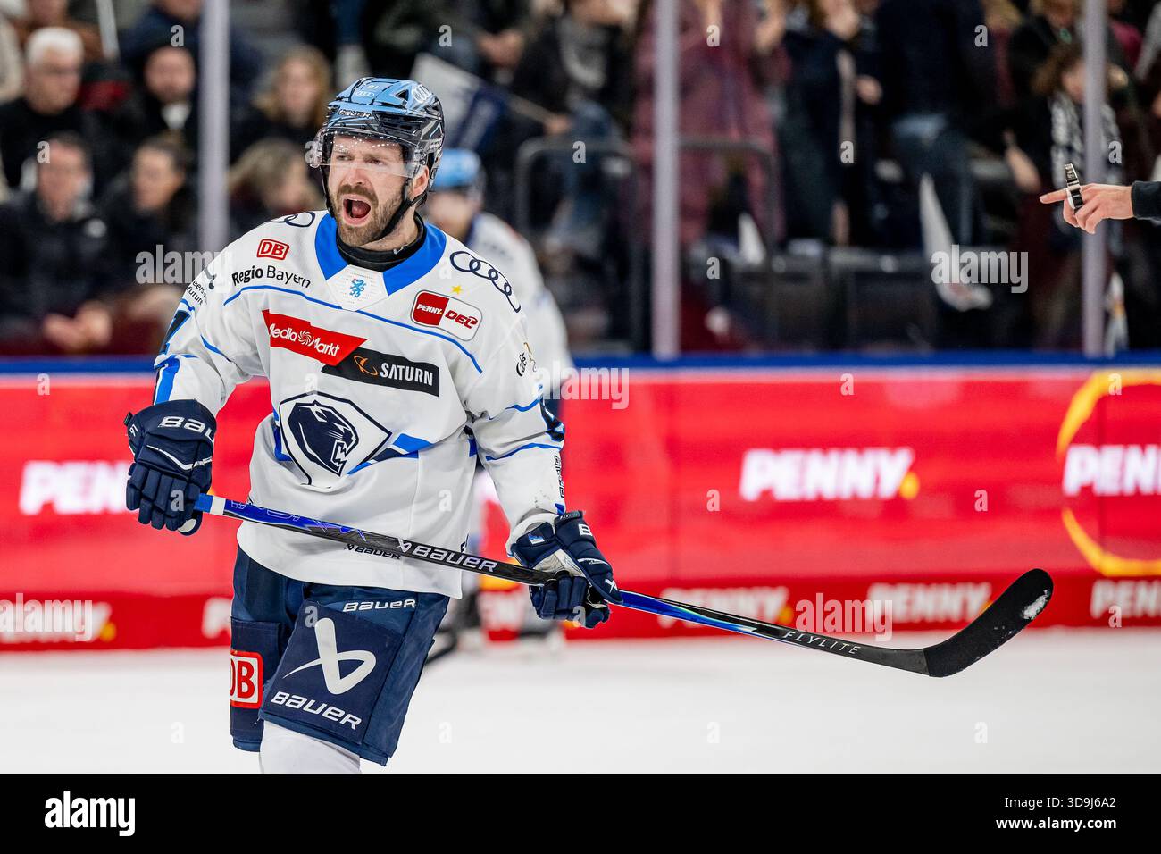 Riley Sheen (ERC Ingolstadt, #91) upset GER, EHC Red Bull Munich vs ...