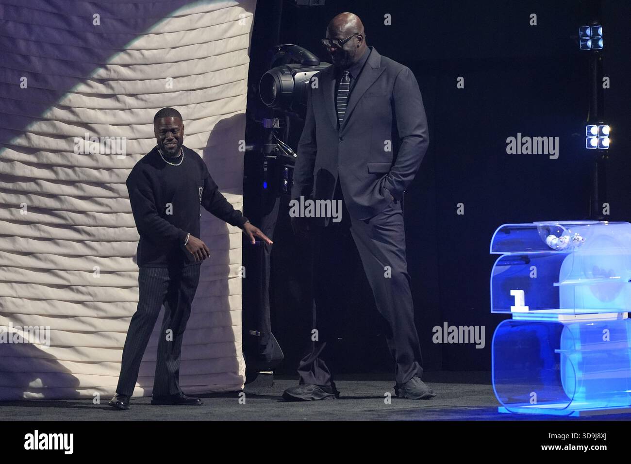 Former NBA player Shaquille O'Neal towers over actor Kevin Hart during ...