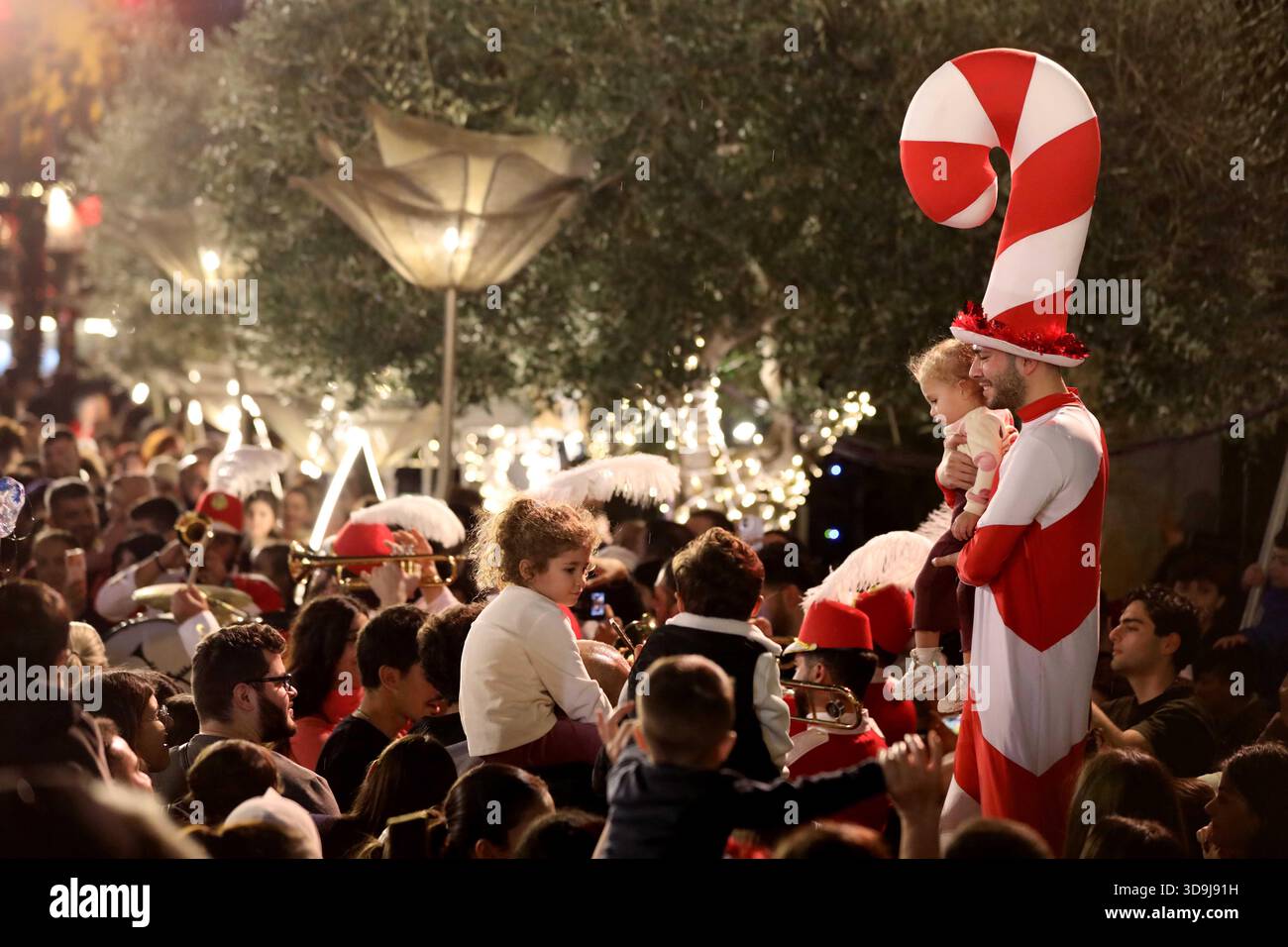 (251205) -- BYBLOS, Dec. 5, 2025 (Xinhua) -- People gather in ...
