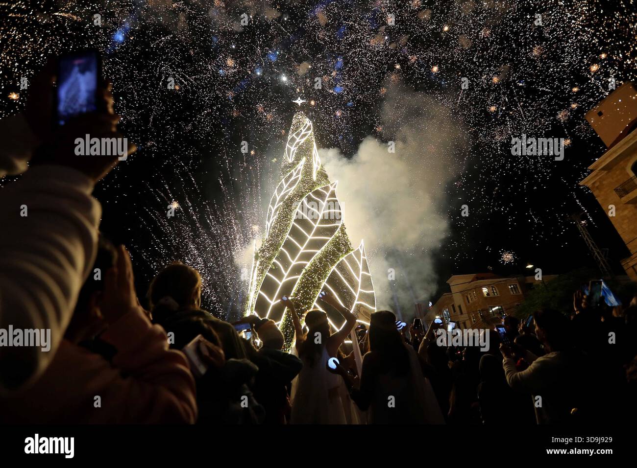 (251205) -- BYBLOS, Dec. 5, 2025 (Xinhua) -- People gather in front of ...