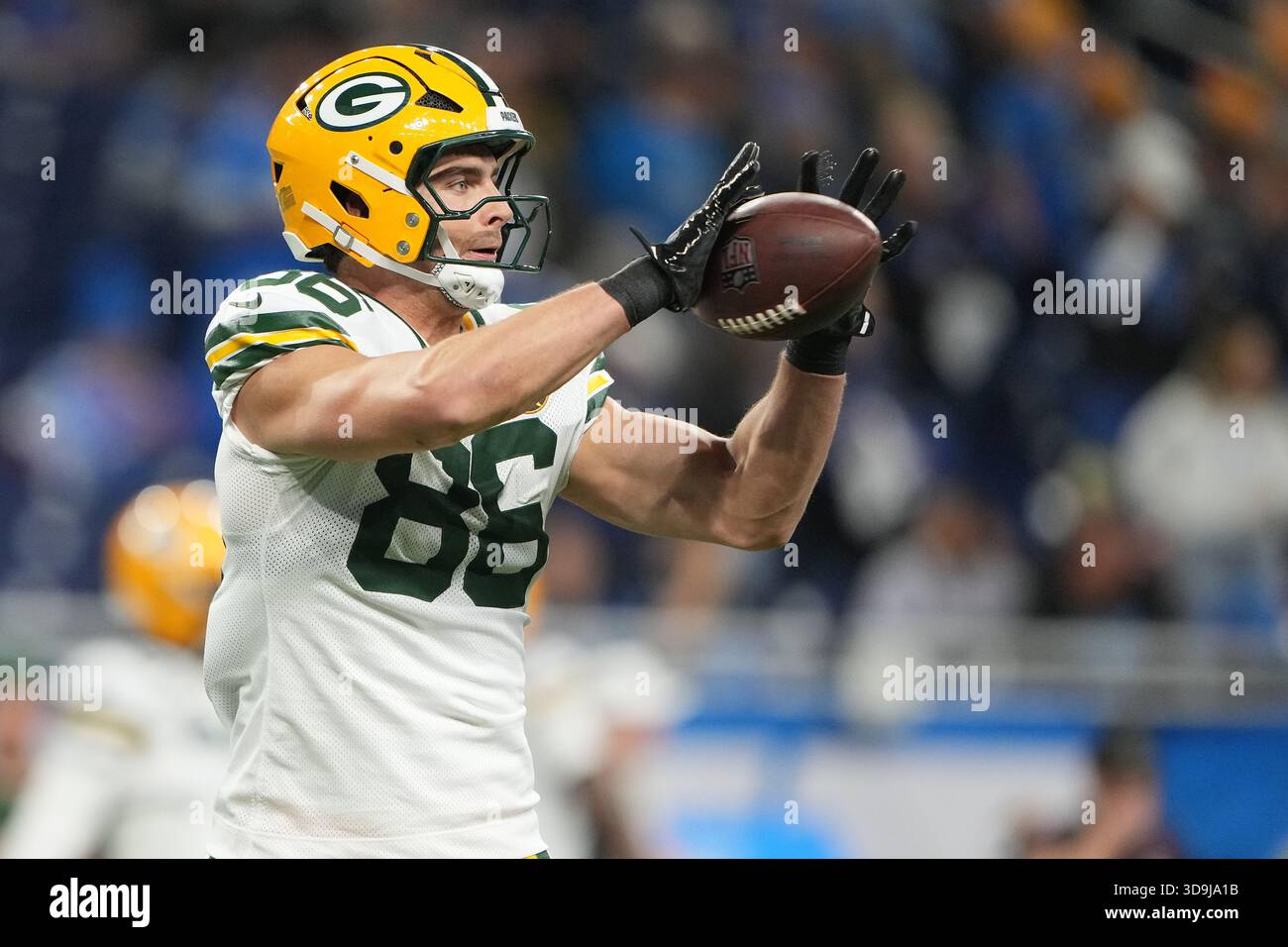 Green Bay Packers tight end John Fitzpatrick warms up before an NFL ...