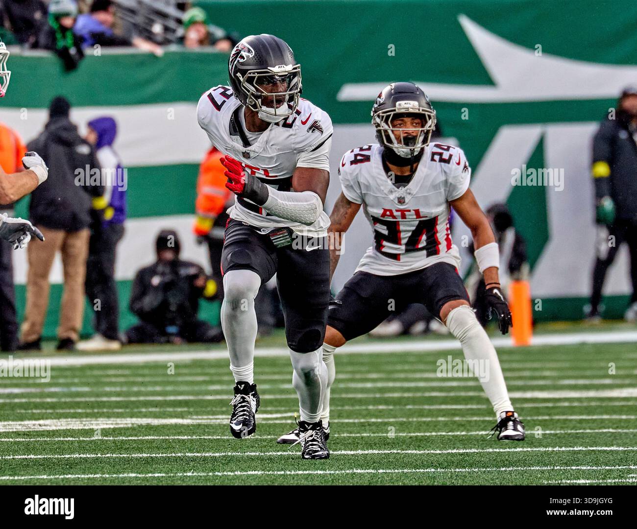Atlanta Falcons defensive end James Pearce Jr. (27) against the New ...