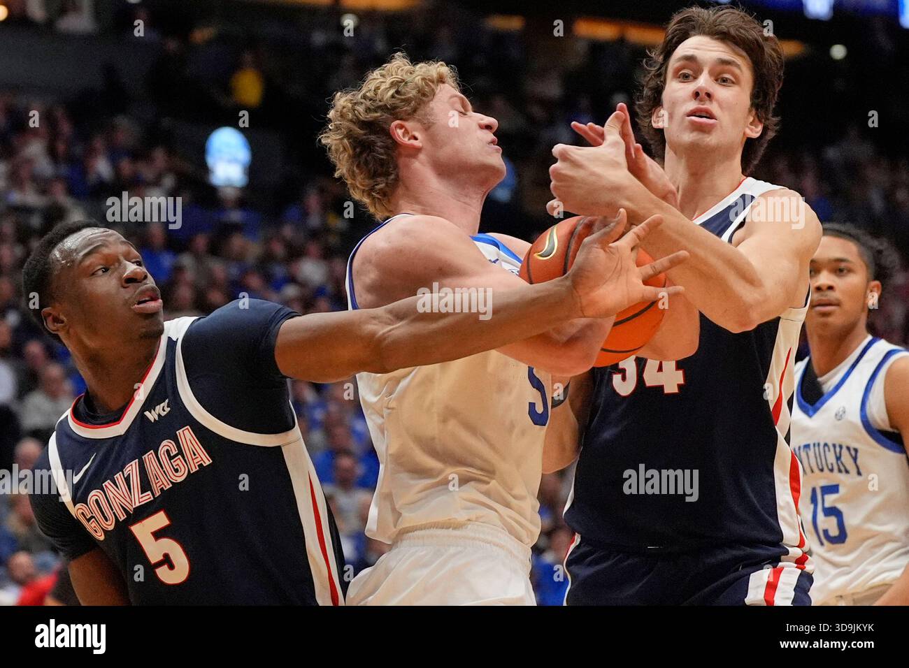 Gonzaga forward Emmanuel Innocenti (5) and forward Braden Huff (34 ...