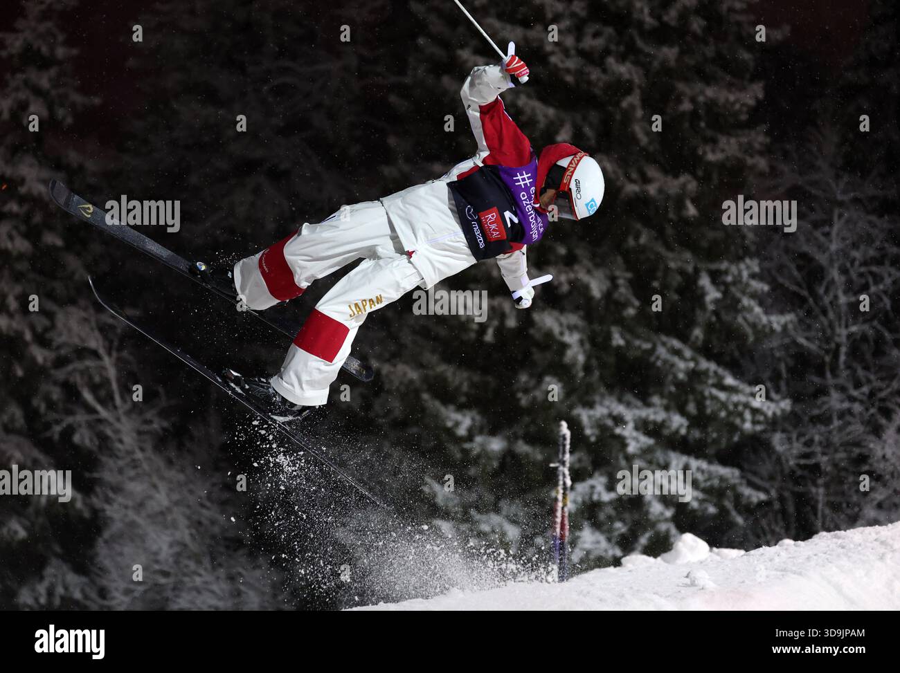Ikuma Horishima practices ahead of before the Moguls of the FIS ...