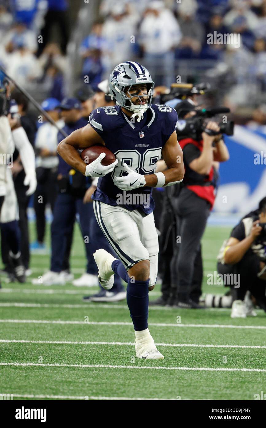 Dallas Cowboys tight end Brevyn Spann-Ford (89) warms up against the ...