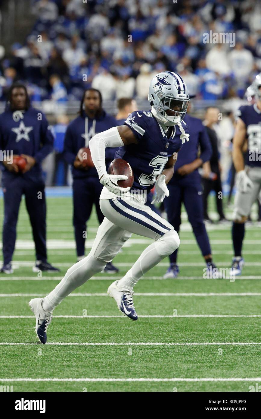 Dallas Cowboys wide receiver George Pickens (3) warms up against the ...