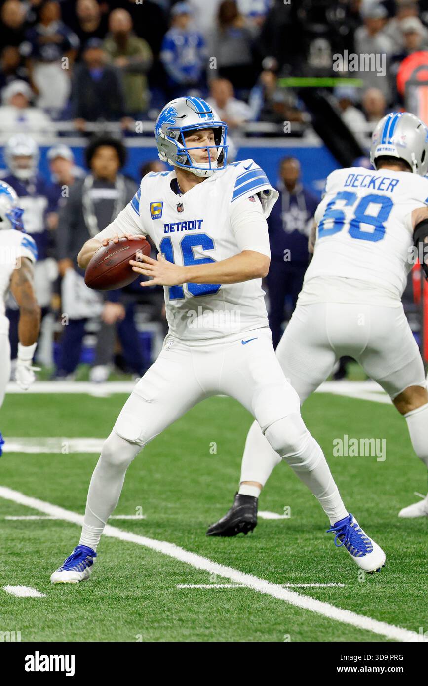 Detroit Lions quarterback Jared Goff (16) passes against the Dallas ...
